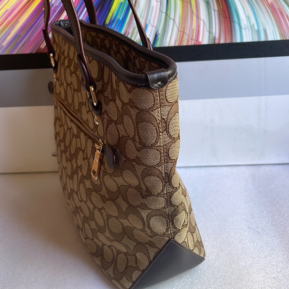 Coach Outline Signature Zip Tote Bag Size: Medium - Gem